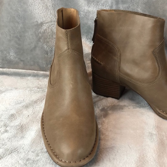 UGG | Shoes | Ugg Leather Bandara Ankle Boot Nwt | Poshmark